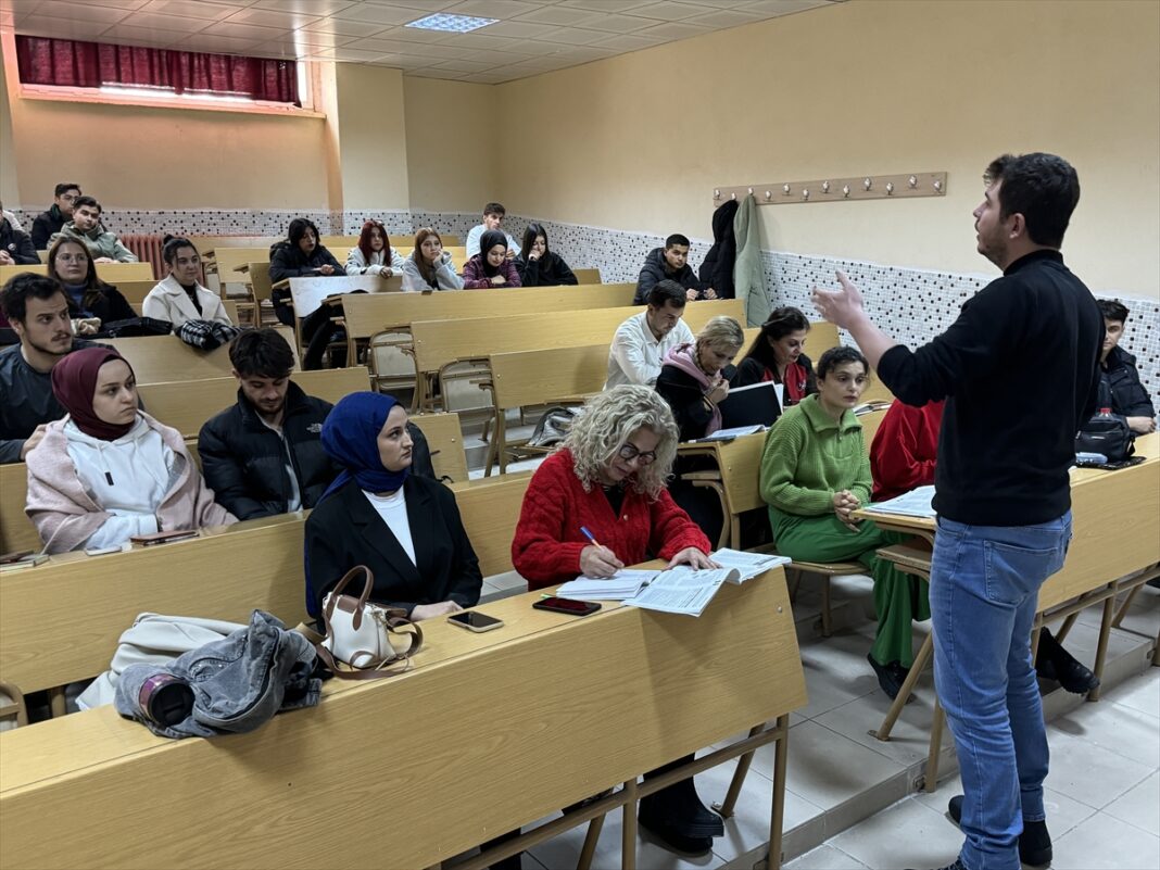 Turkinja u 54. godini upisala treći fakultet kako bi sinu bila primjer ...